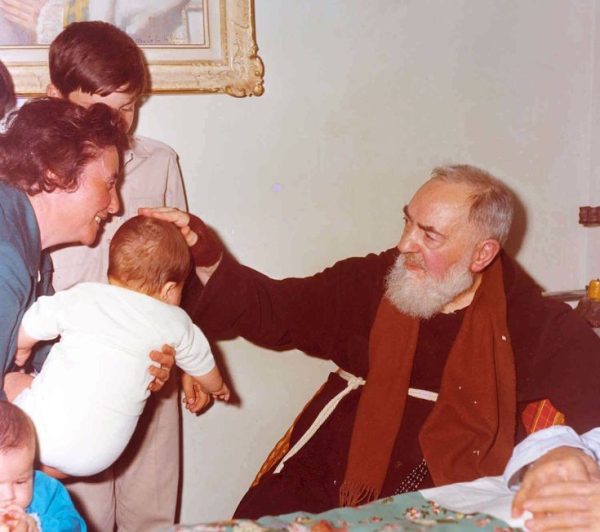 Padre Pio Devolveu a Vida a um Bebê - Regina Fidei